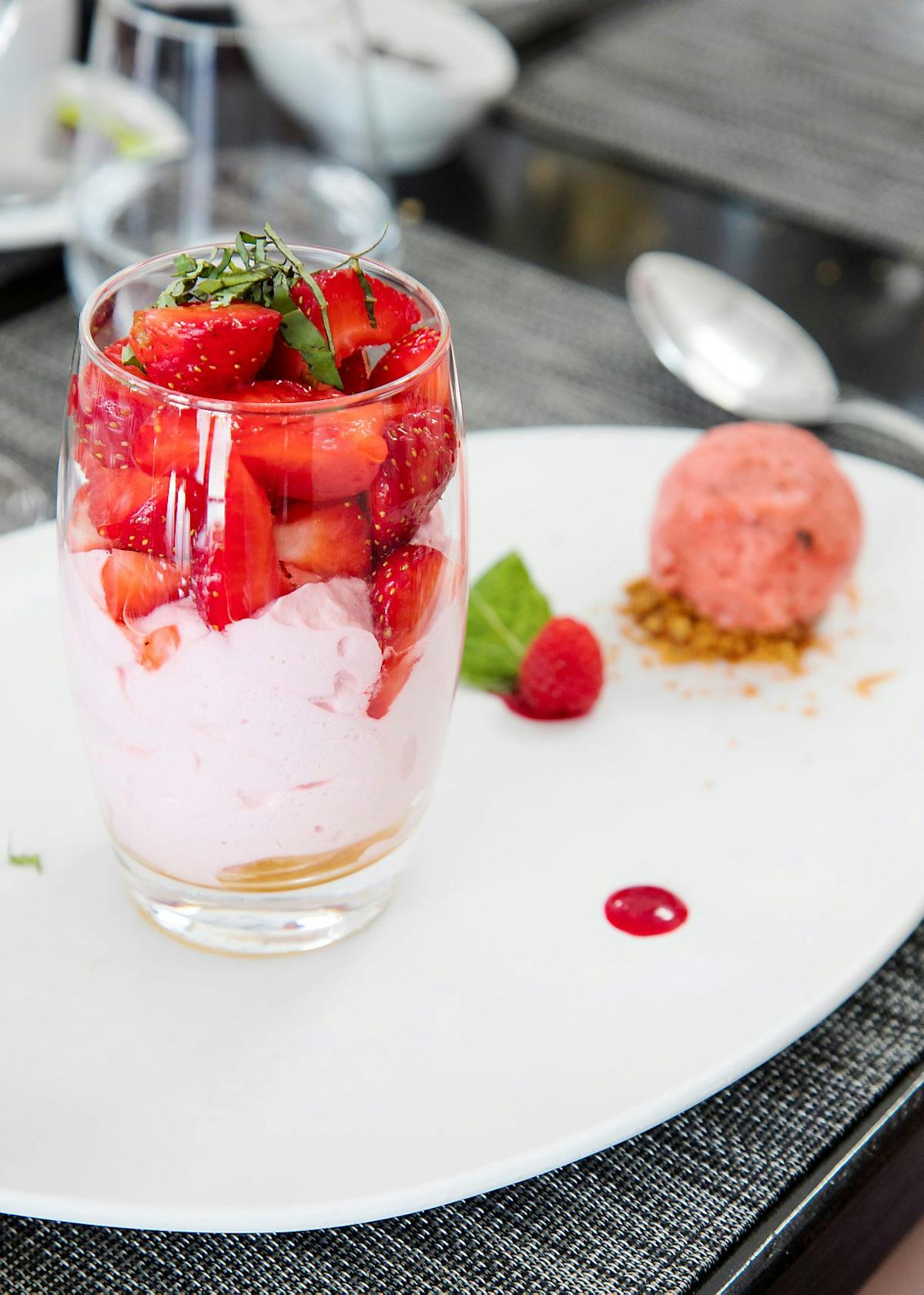 Mousse légère fraise-basilic, socle craquant | Régal