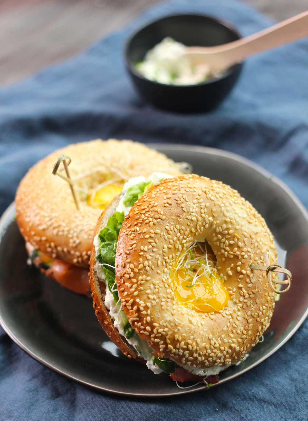 Bagel fromage frais & oeuf, pour un brunch | Régal