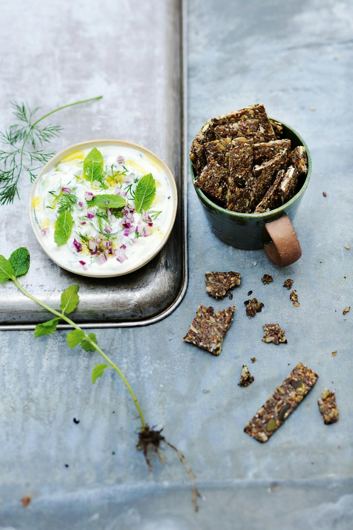 Crackers salés aux graines et salade de yaourt au concombre | Régal