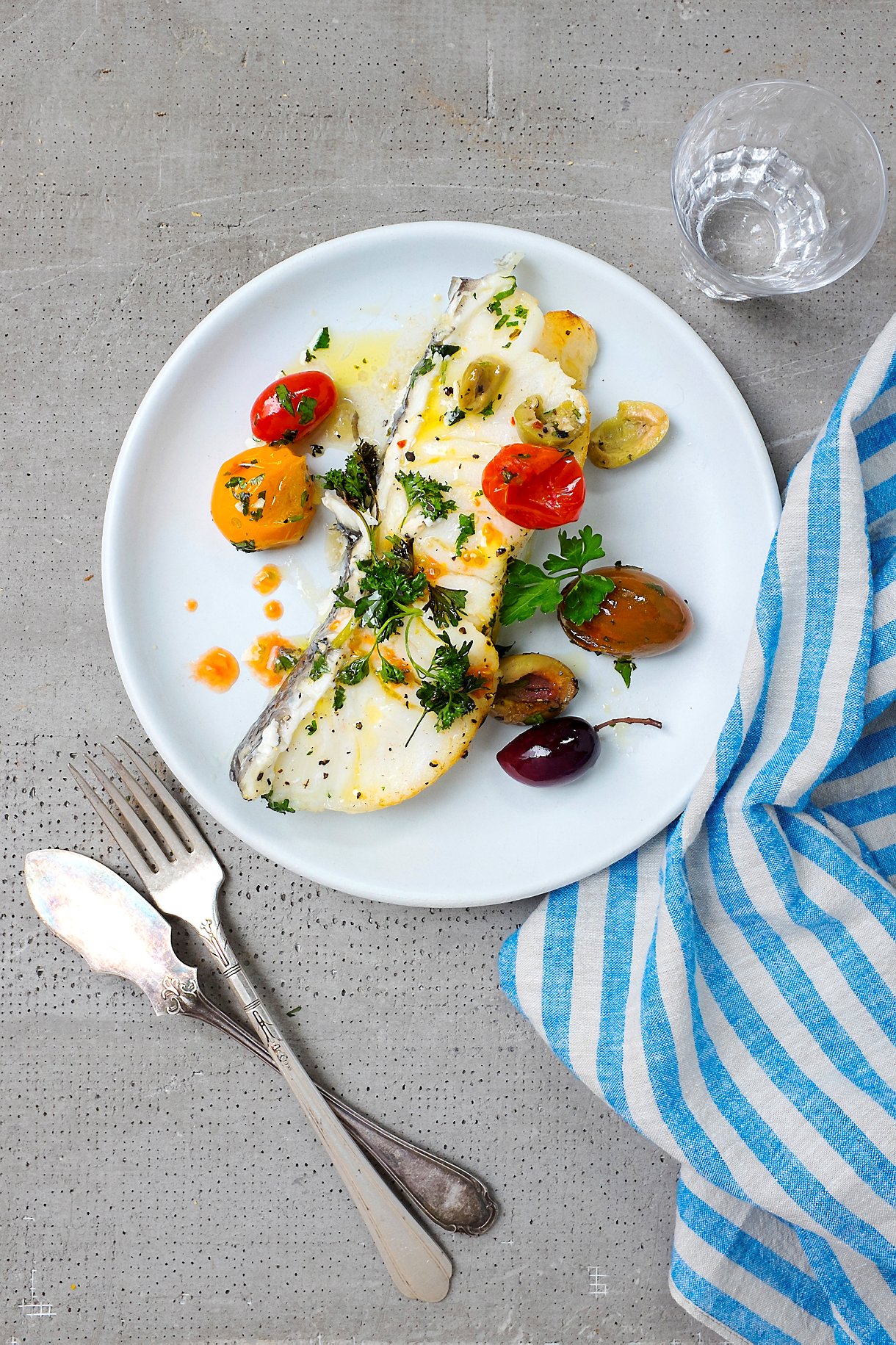 Filet de bar rôti aux tomates cerises | Régal