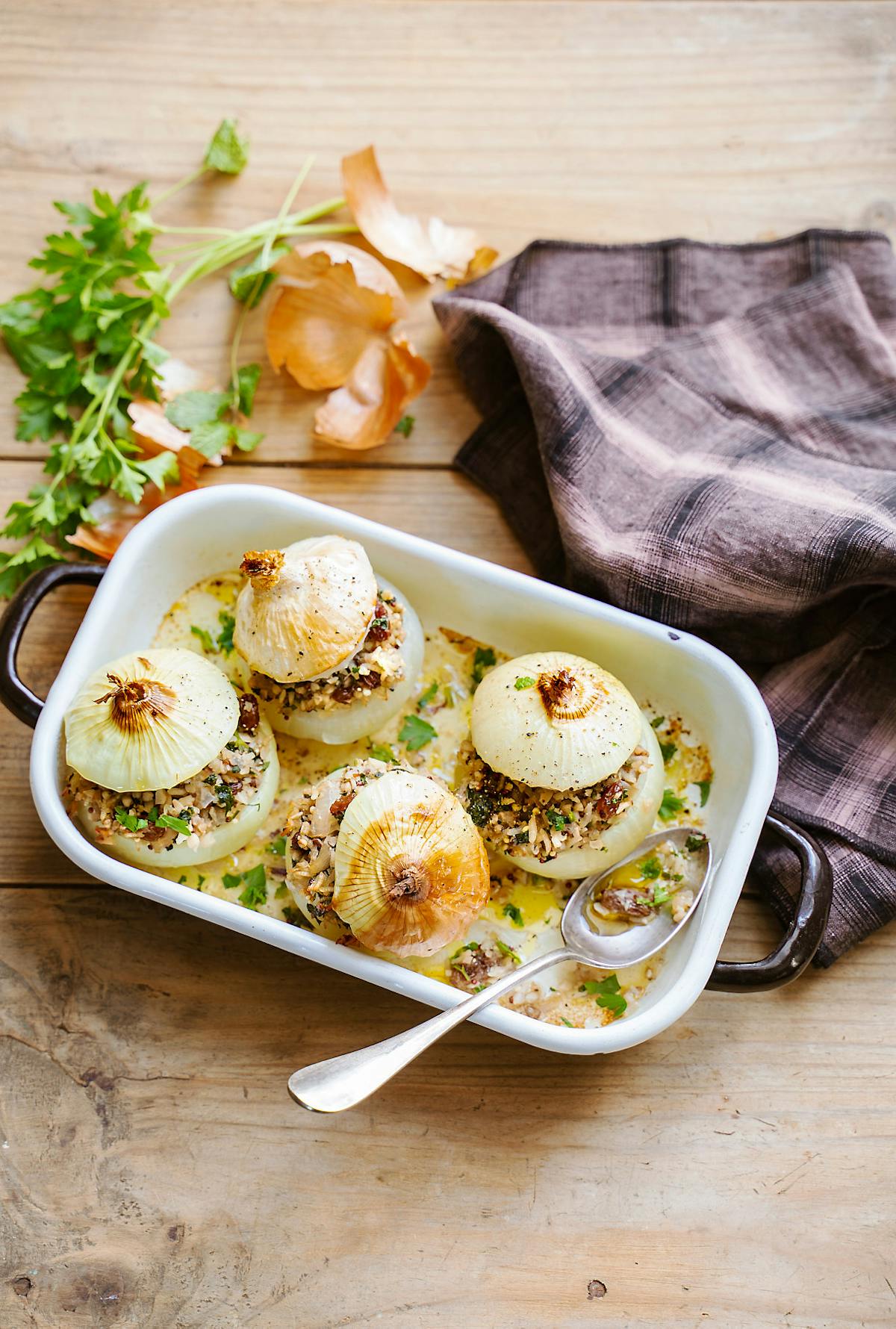 Oignons farcis : recette végétarienne (4 étapes) | Régal