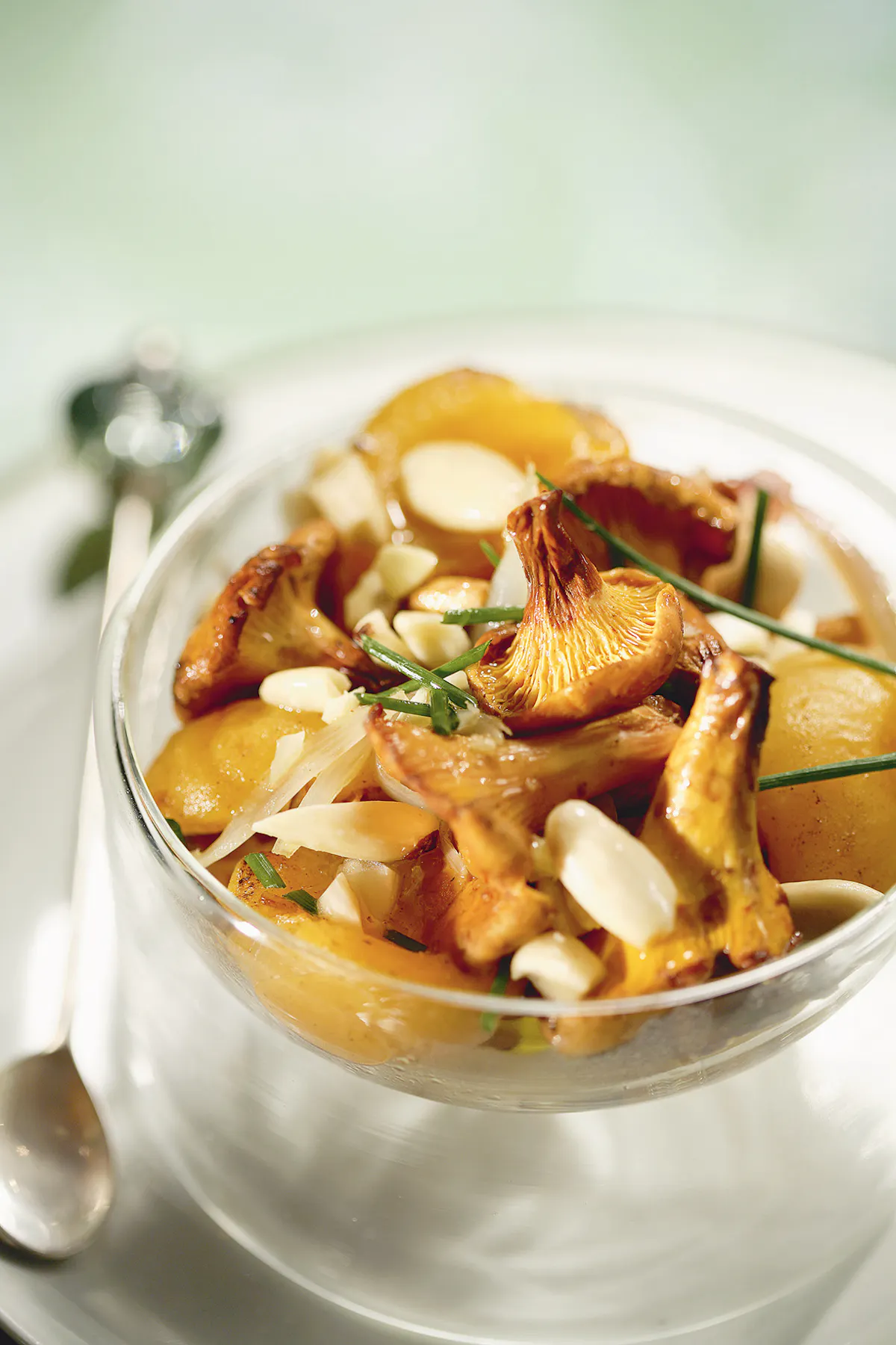 Poêlée de girolles et amandes fraîches | Régal
