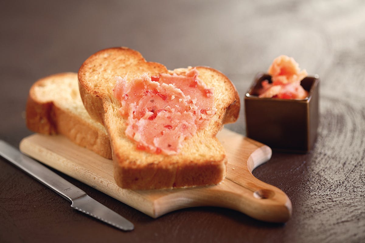 Beurre rose croustillant sur brioche chaude | Régal