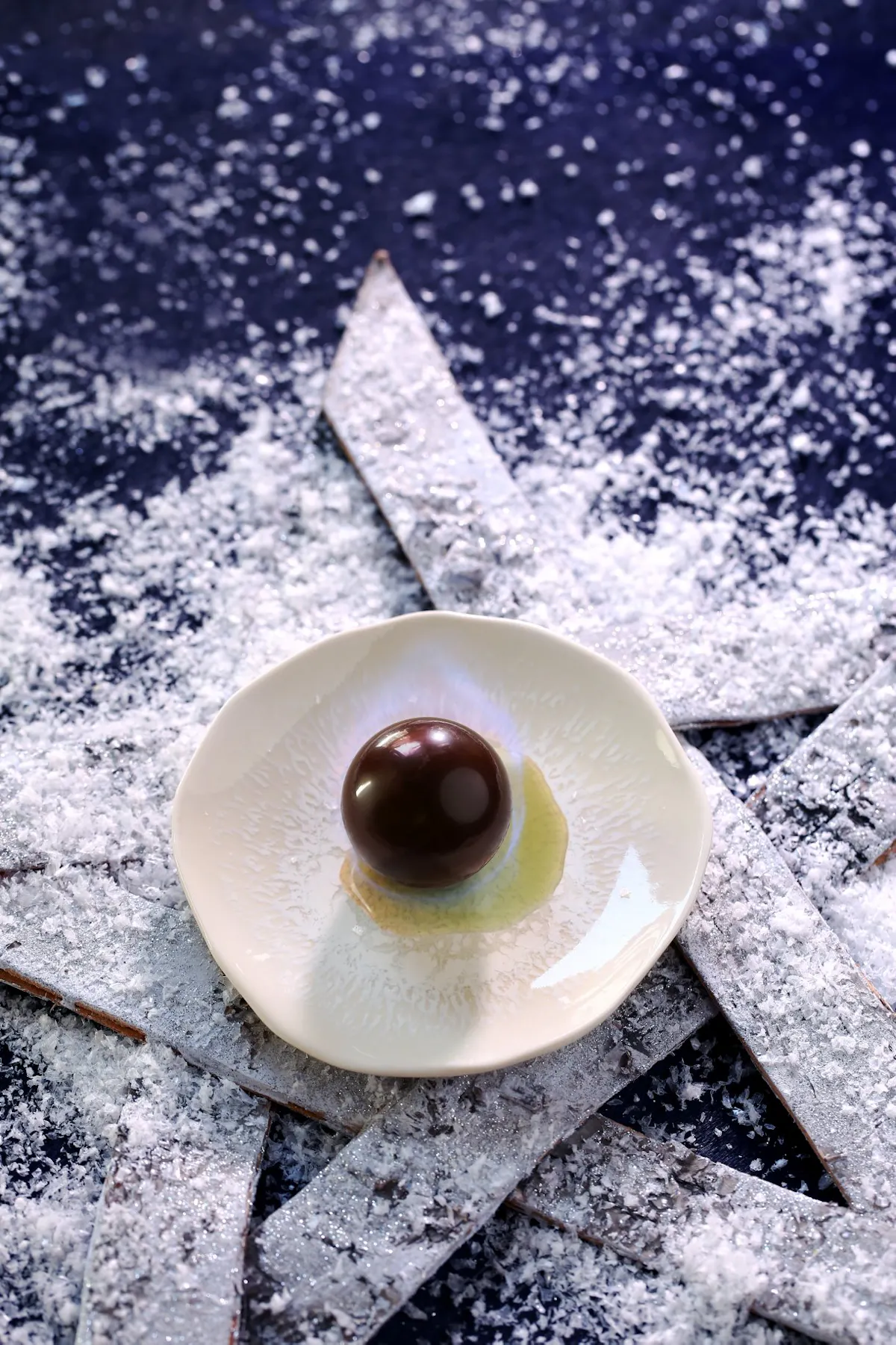 Chartreuse flambée, chocolat fondu et sorbet à la mûre | Régal
