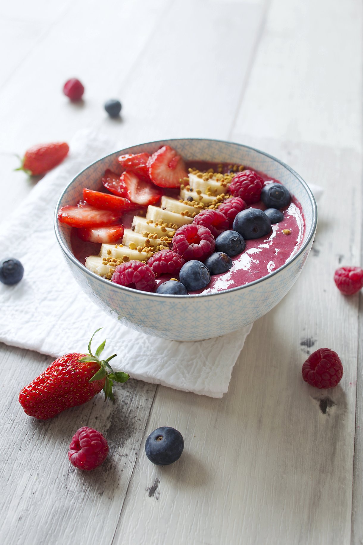 Smoothie bowl aux fruits rouges et au pollen | Régal