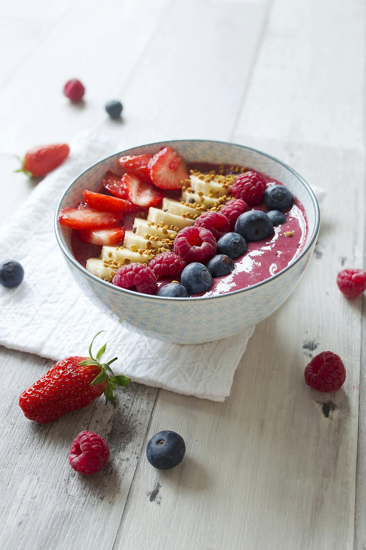 Smoothie bowl aux fruits rouges et au pollen | Régal
