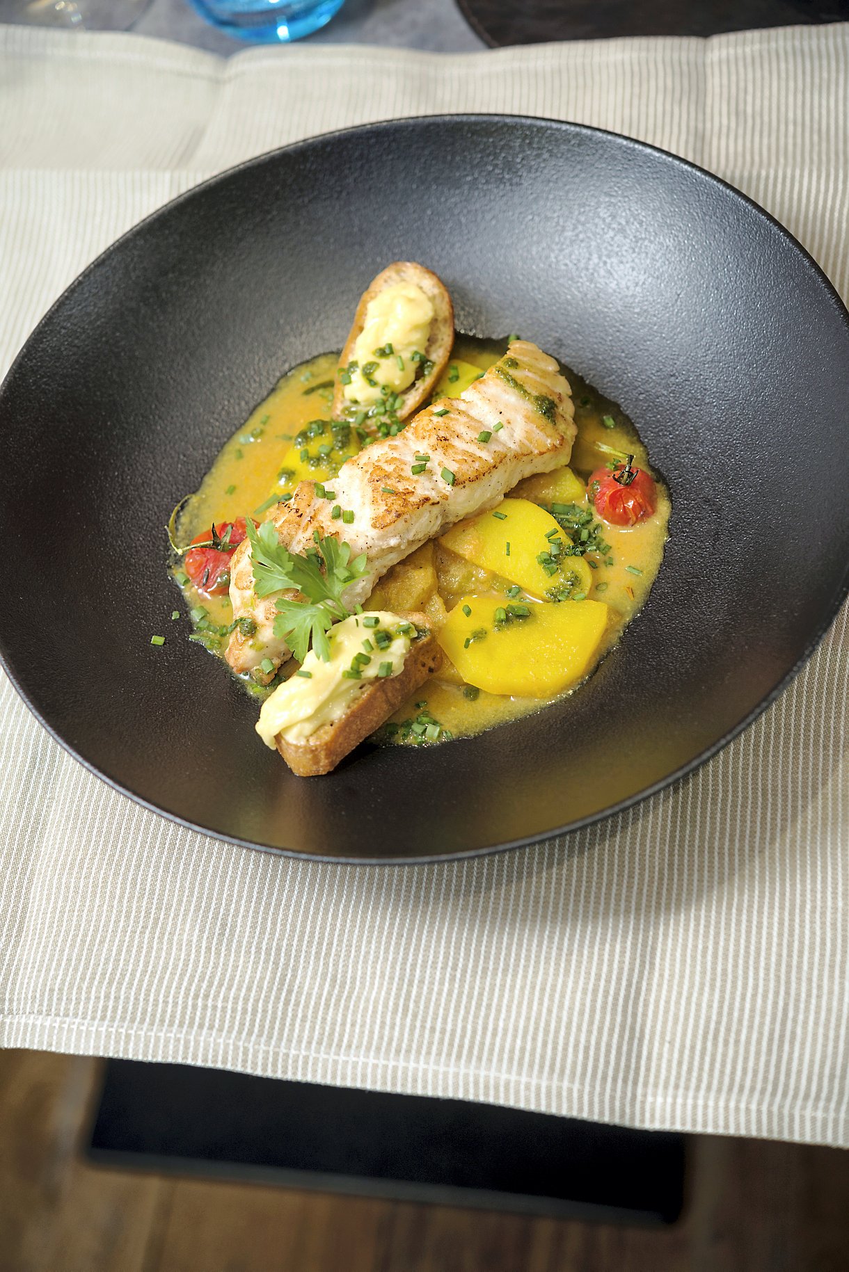 Silure en bouillabaisse, pommes de terre au safran : recette de chef ...