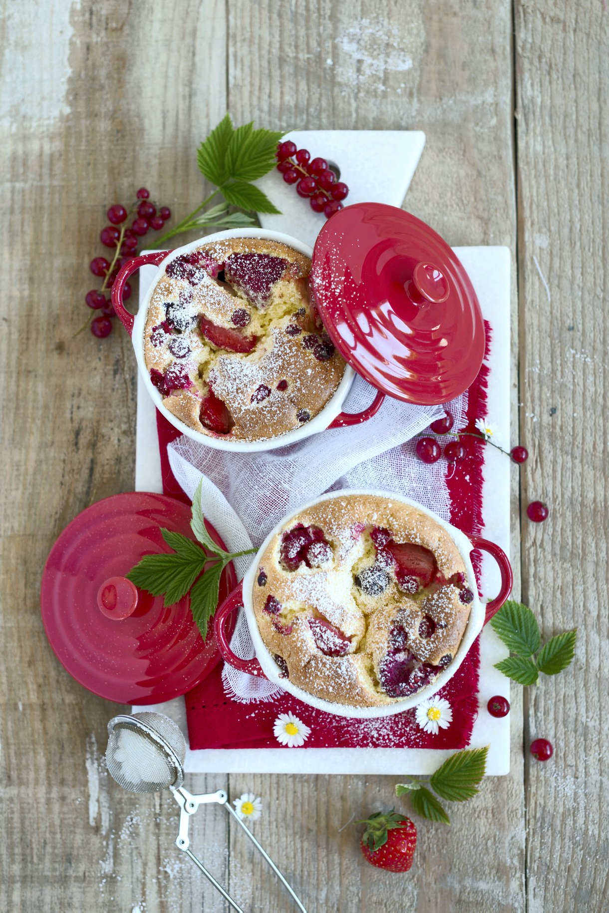 Clafoutis soufflé aux fruits rouges : recette facile | Régal
