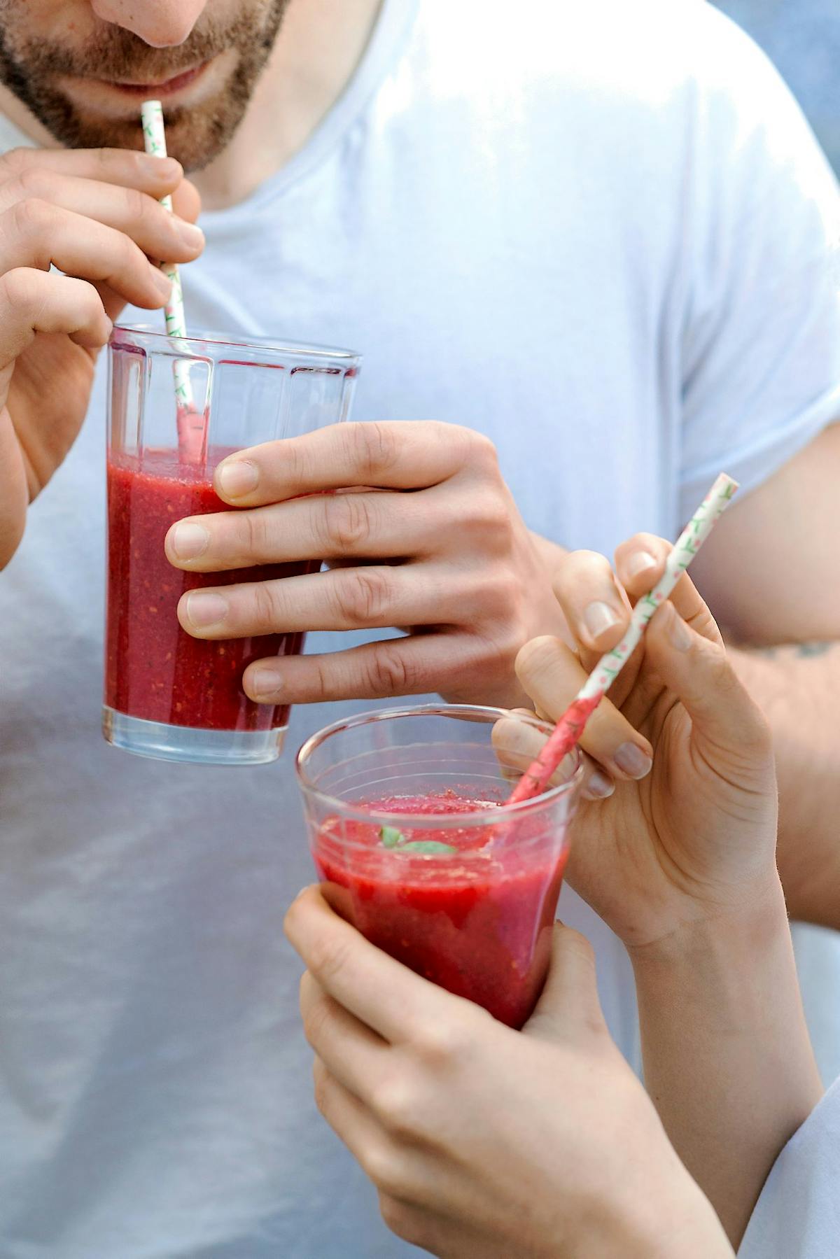 Smoothie fraise-framboise et basilic : recette facile (2 étapes - 10 ...