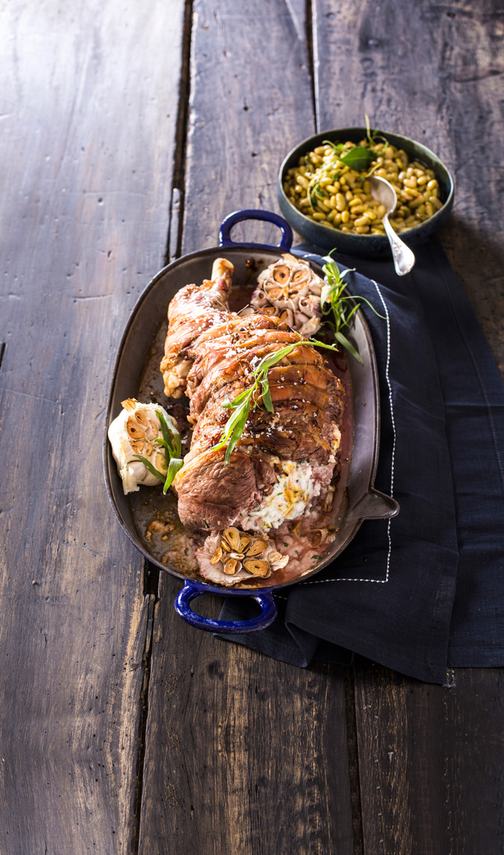 Gigot d'agneau farci à l'ail : recette familiale | Régal