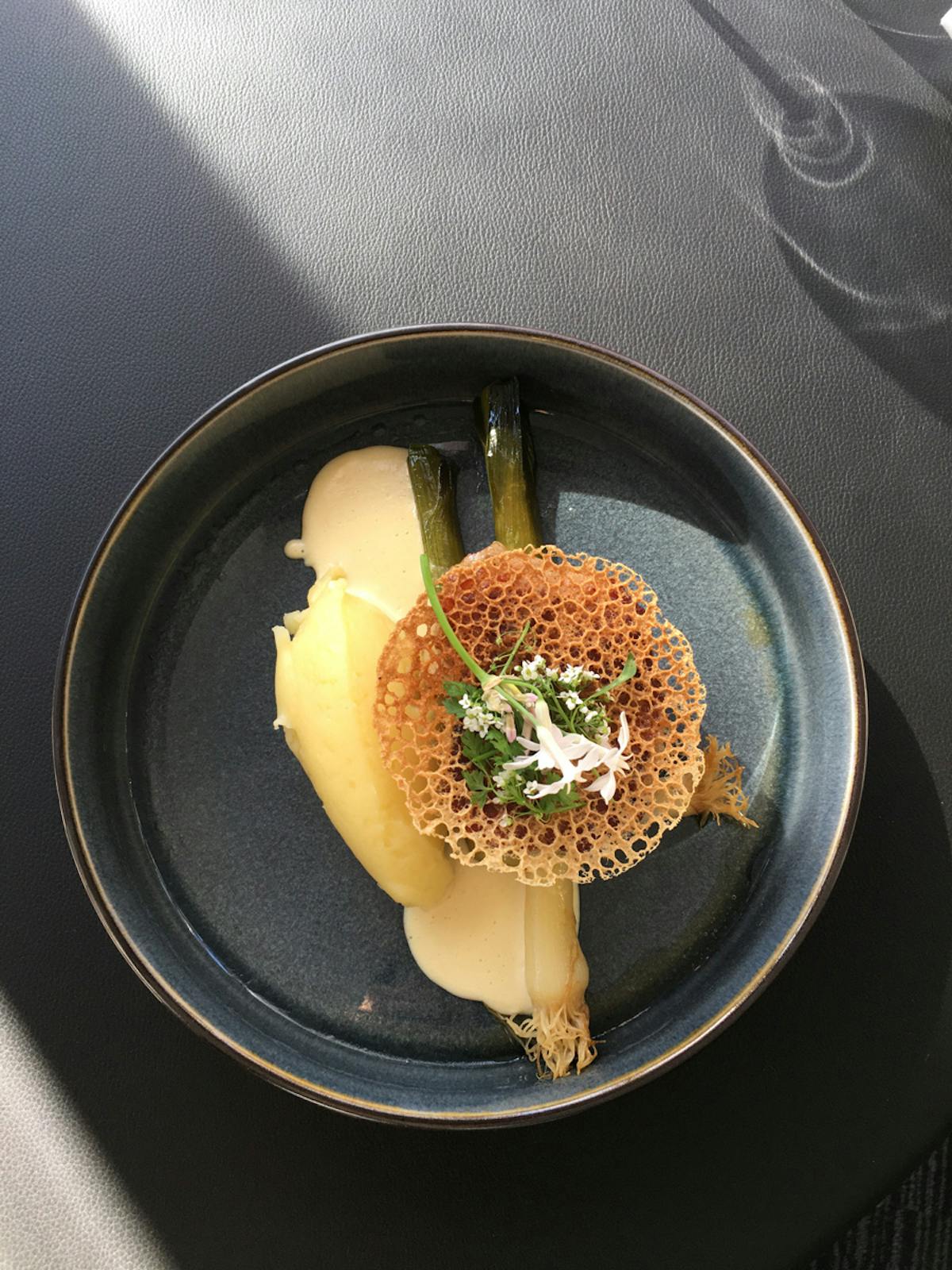 Veau, purée, poireaux et sauce Chaource : recette de chef | Régal