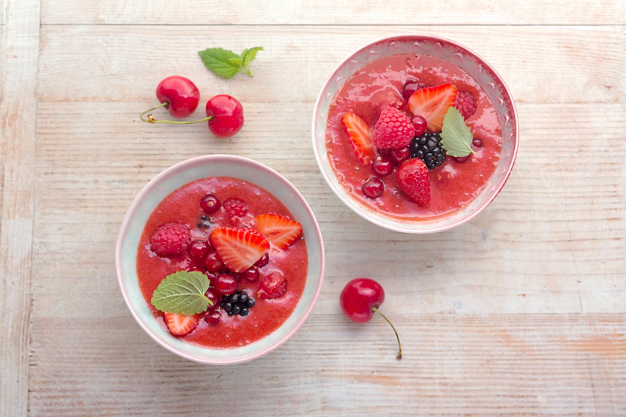 Soupe de fruits rouges à la mélisse : recette facile (4 étapes) | Régal
