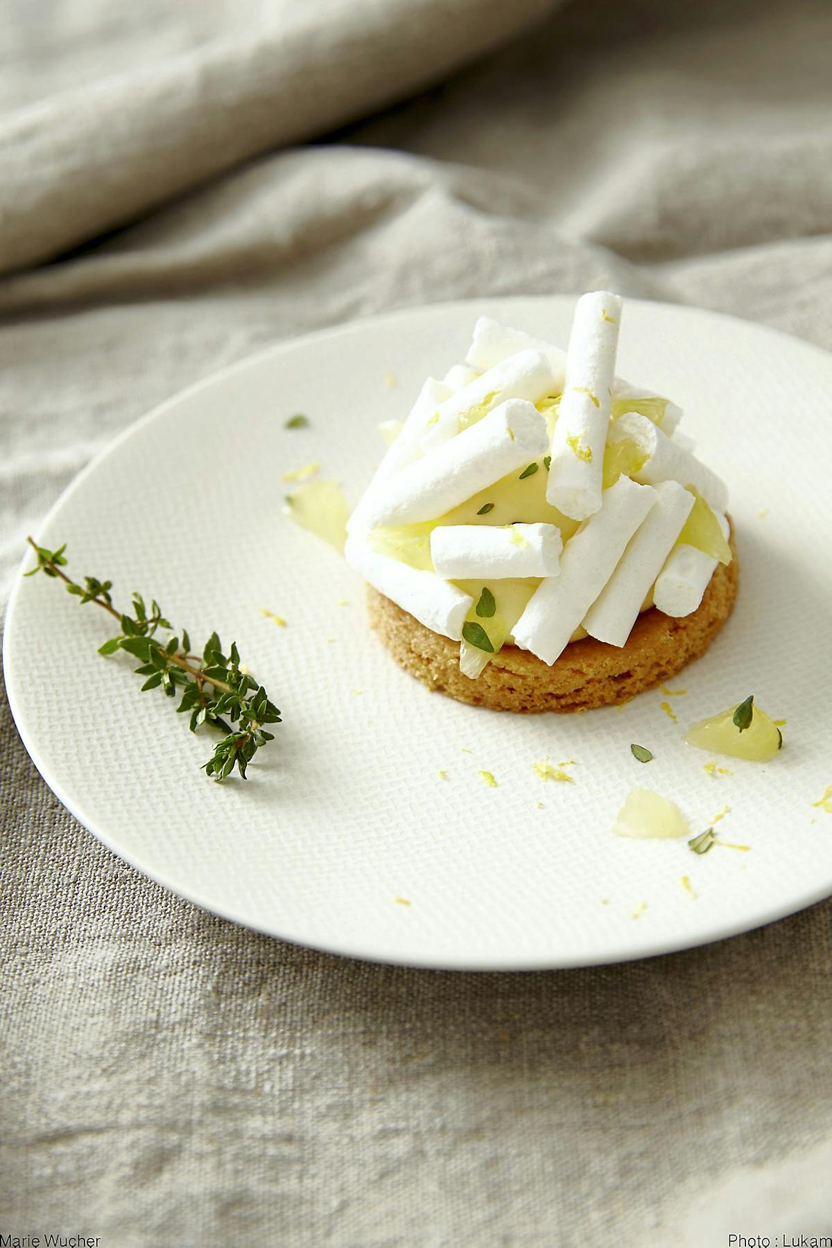 Sablés à la crème au citron et thym frais, bâtons de meringue | Régal