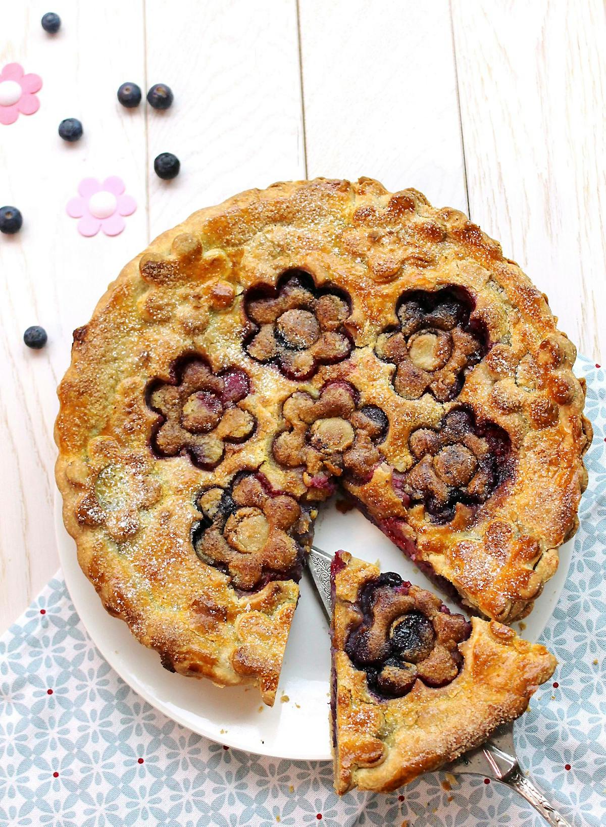 Tourte fleur aux fruits rouges et crème d'amandes | Régal