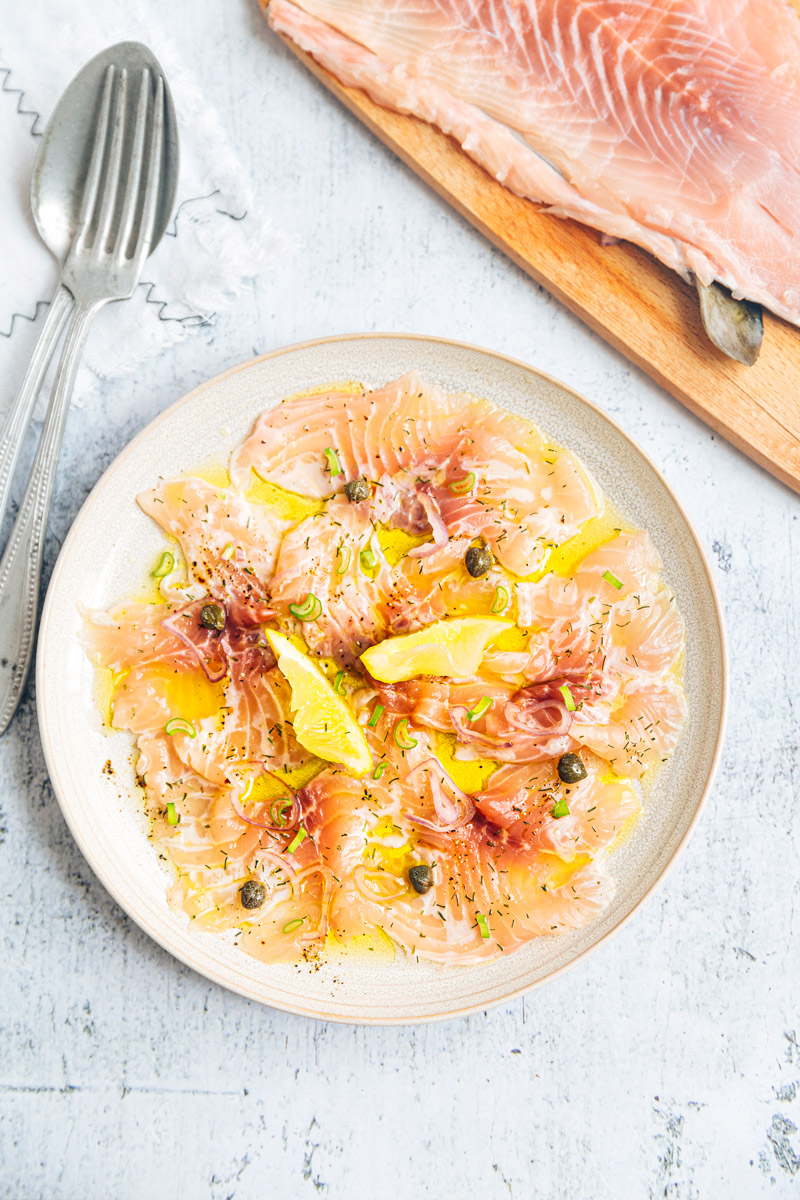 Carpaccio de saumon : recette fraîcheur aux agrumes et câpres | Régal